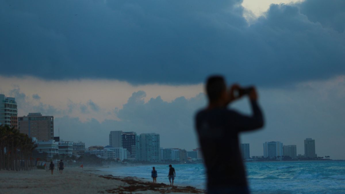 Huracán Beryl: mira EN VIVO la llegada e impacto en Cancún con una ...