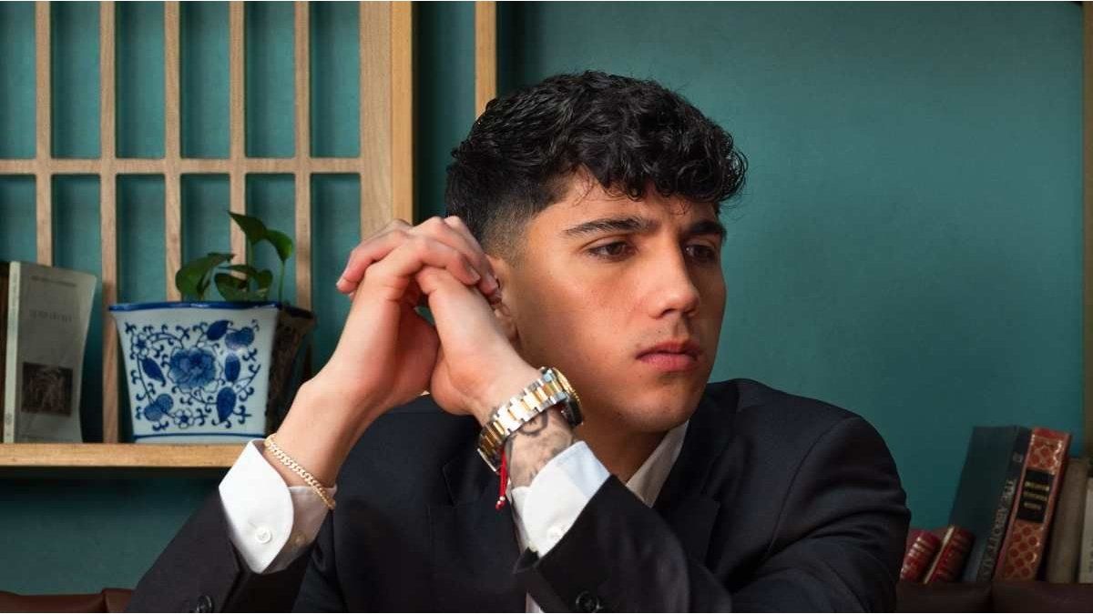 Kevin Álvarez sorprende como conejito de Playboy