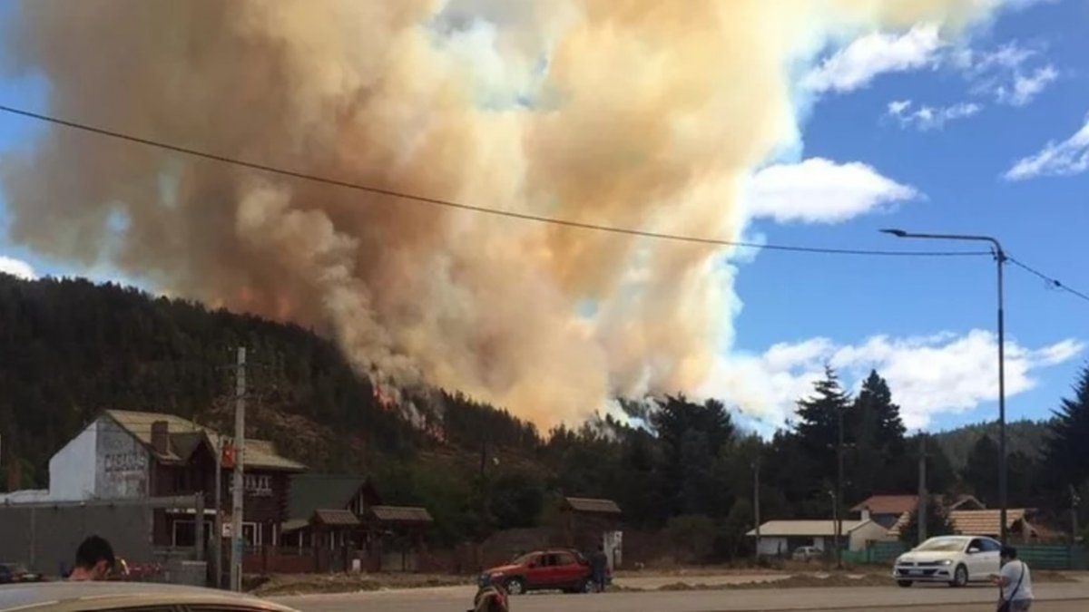 Feroz incendio en El Bolsón: hay vecinos evacuados y se investiga si fue intencional