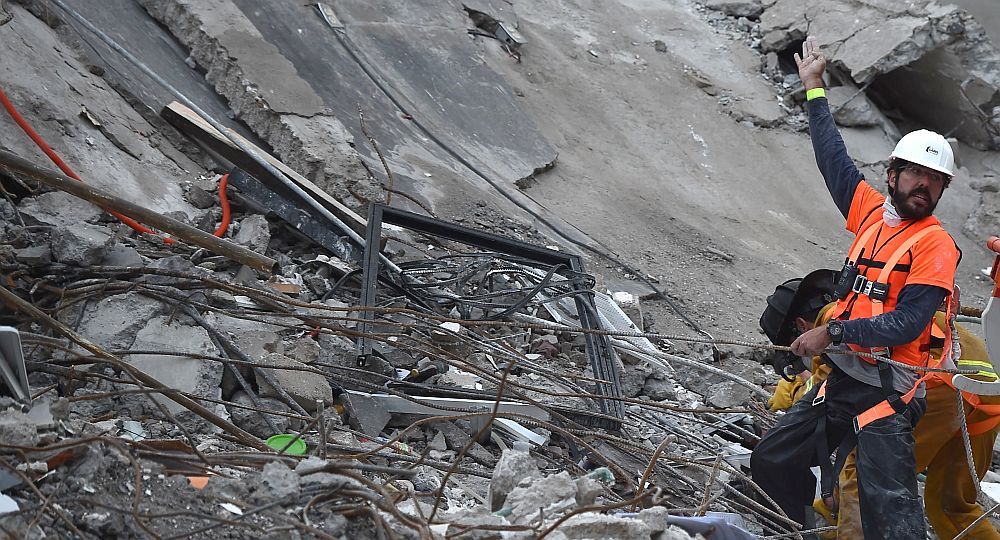 Rescatistas siguen tareas a contrarreloj para salvar gente atrapada ...