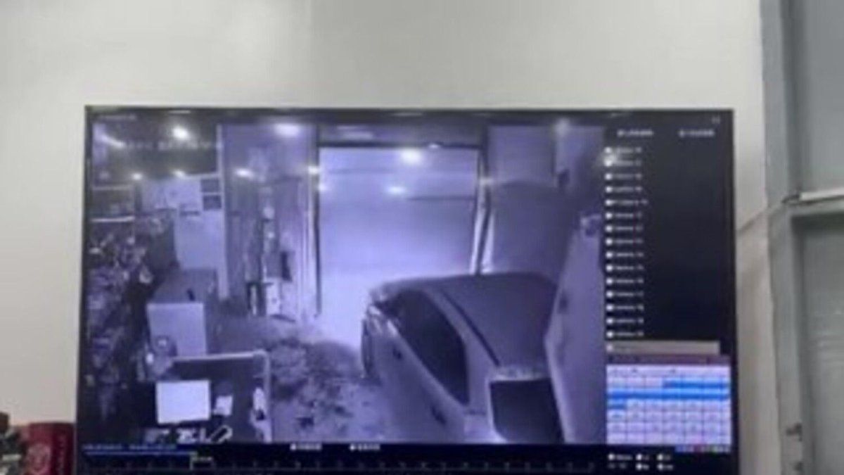 Video: ladrones chocaron un portón con un auto para robar un supermercado