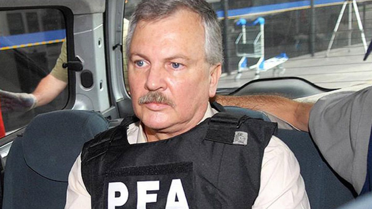 Francia le retiró una condecoración al represor argentino Ricardo Cavallo