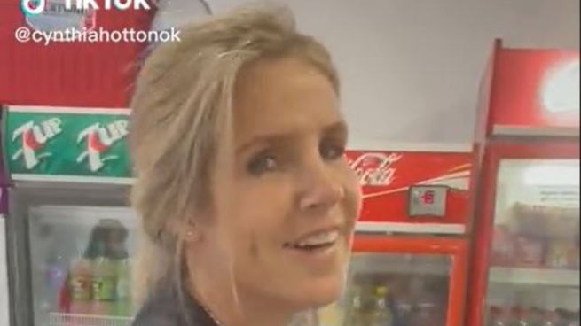 Cynthia Hotton se rio de su traspié sobre el boleto del colectivo con ...