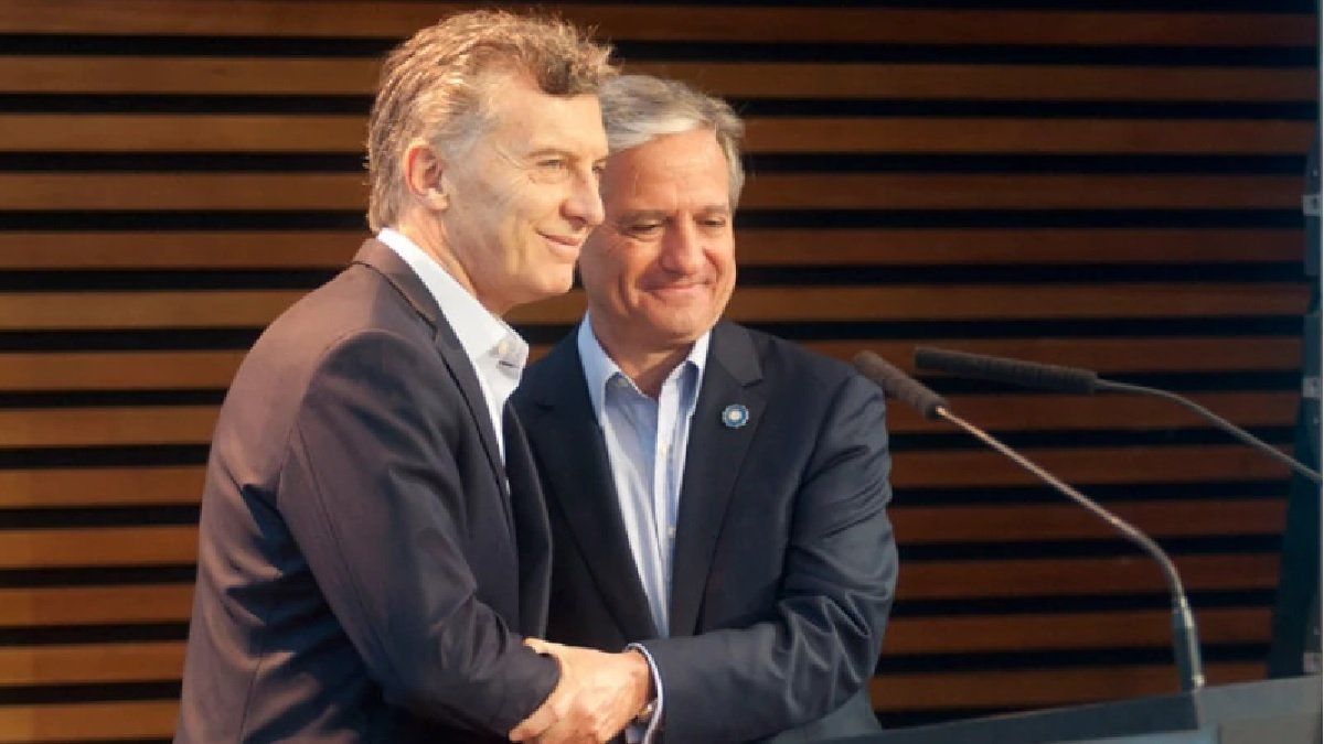 Macri respalda a un exministro para ganarle a Riquelme en Boca
