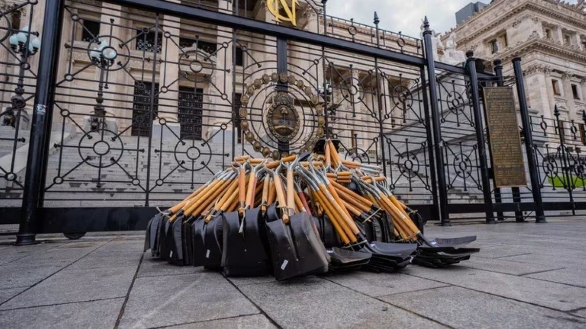 Un influencer mandó 256 palas al Congreso y pidió que se pongan a laburar