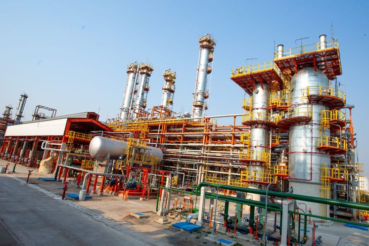 Incendio en refinería de YPF: cómo es por dentro y qué produce