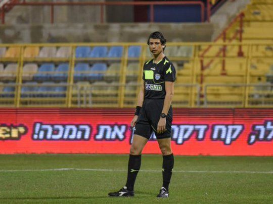 Debutó la primera árbitro transgénero en el mundo del fútbol