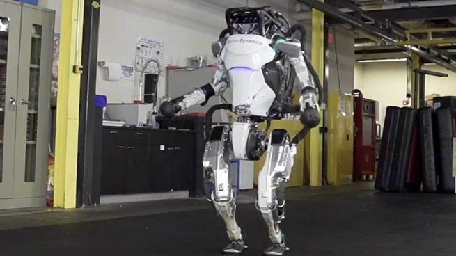 Increíble: un robot futbolista deja en ridículo a un humano y se hace viral