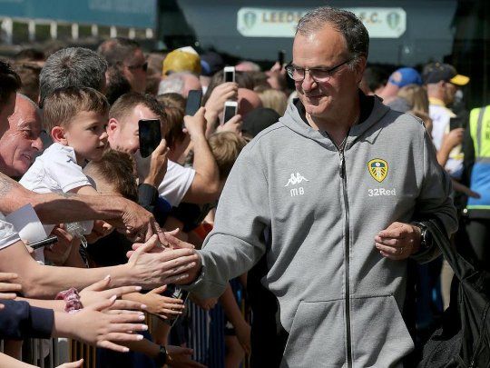 Bielsa y los hinchas del Leeds, una relación de puro amor: Tú eres Dios