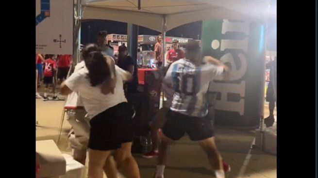 La violenta pelea de un argentino contra hinchas del Dallas que se hizo viral