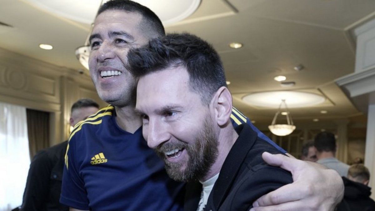La despedida de Riquelme: el emotivo abrazo de Juan Román con Lionel Messi