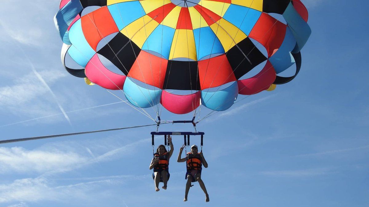 Parasailing: cómo es esta experiencia acuática y qué riesgos implica