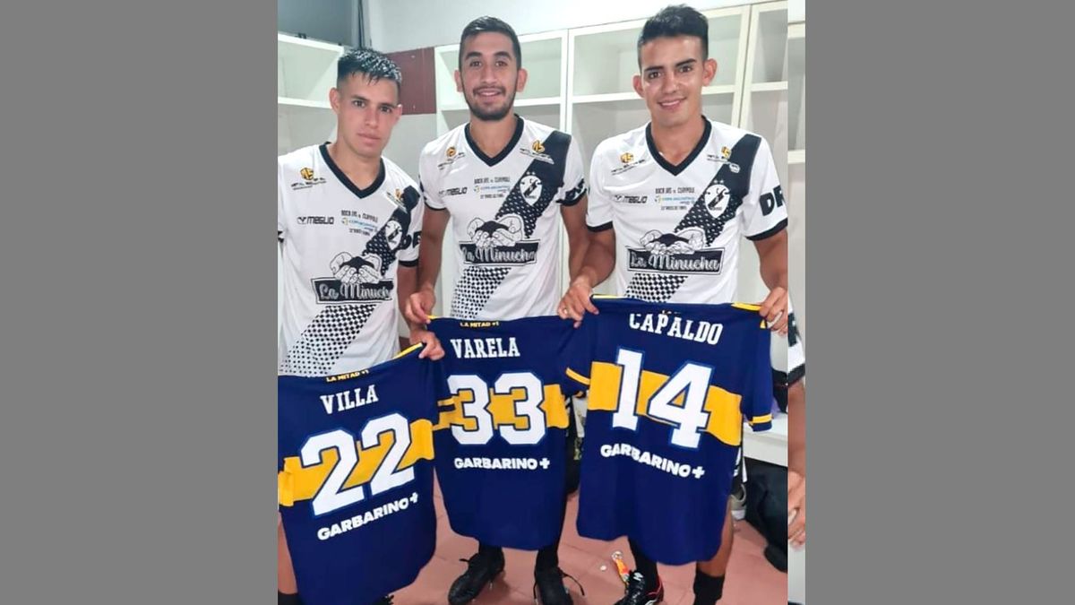 Los jugadores de Claypole hicieron fila en el vestuario de Boca para ...