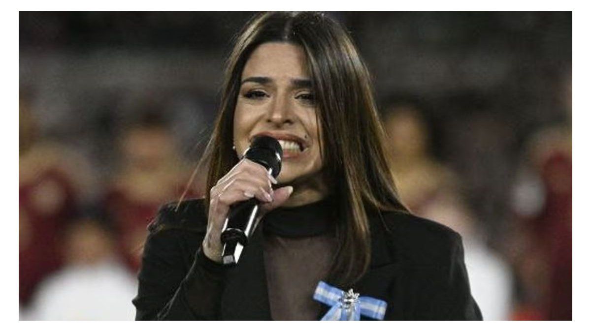Quién es Euge Quevedo, la artista que cantó el himno en el partido de la selección Argentina