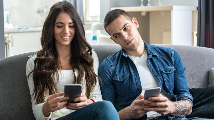 Más del 50% de los argentinos revisan el celular de sus parejas: cómo ...