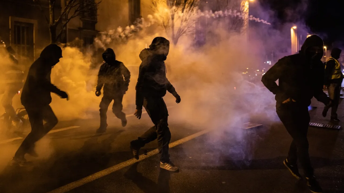 Francia: protestas, incendios y represión en la tercera noche de furia ...