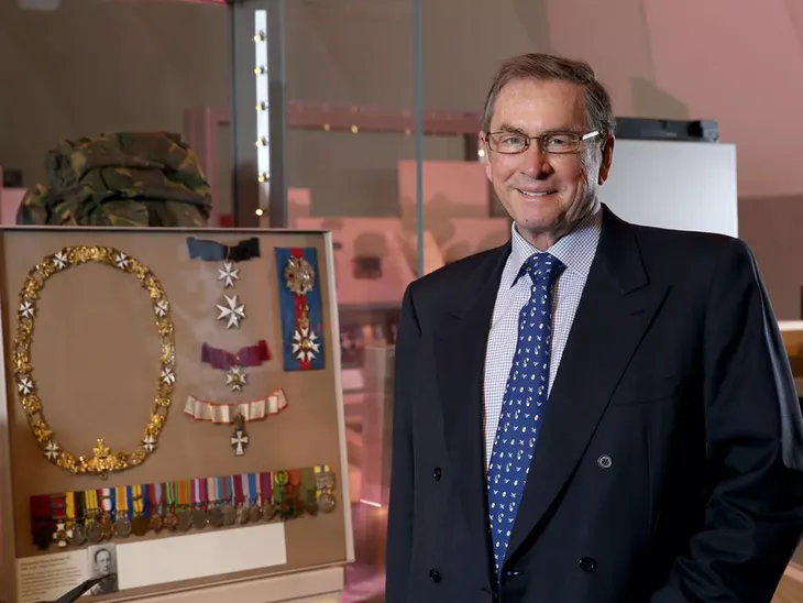 Consiguió una fortuna de miles de millones al comprar empresas al borde ...