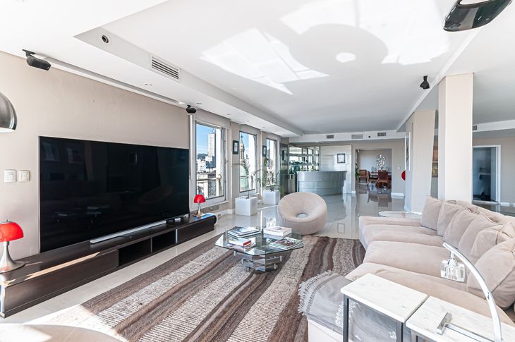 Sigue en venta el departamento de Corina Kavanagh, la mujer que inventó ...