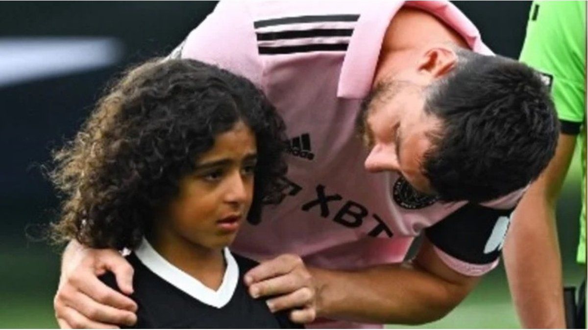 El emotivo gesto de Messi con el hijo de un reconocido rapero al entrar ...