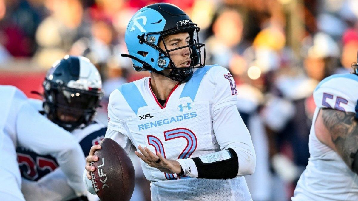 El quarterback mexico-americano Luis Perez firma con Chargers