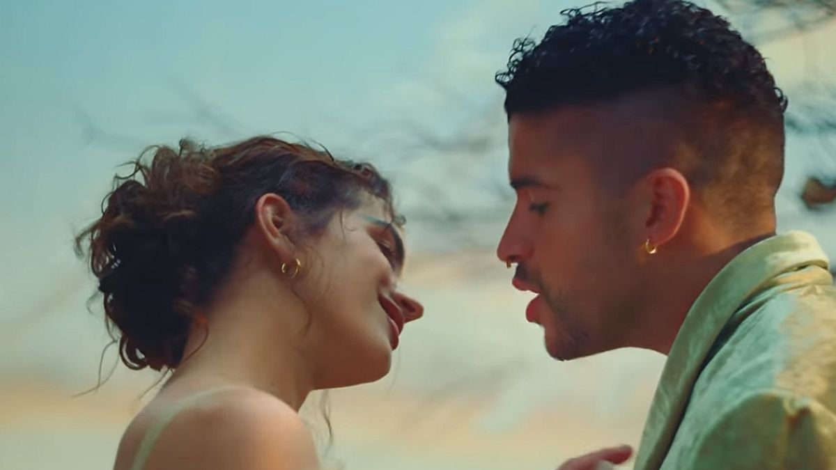 Bad Bunny y Rosalía estrenan videoclip de La noche de anoche