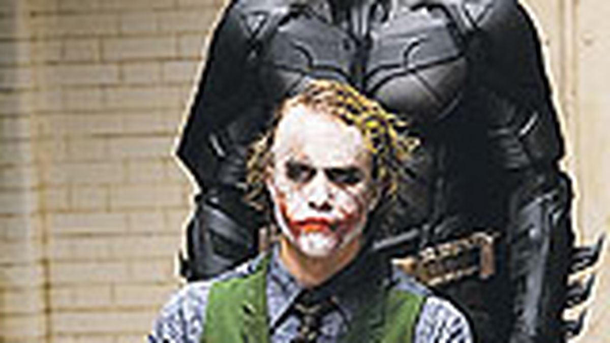 Batman escolta, pero no amenaza, a Titanic