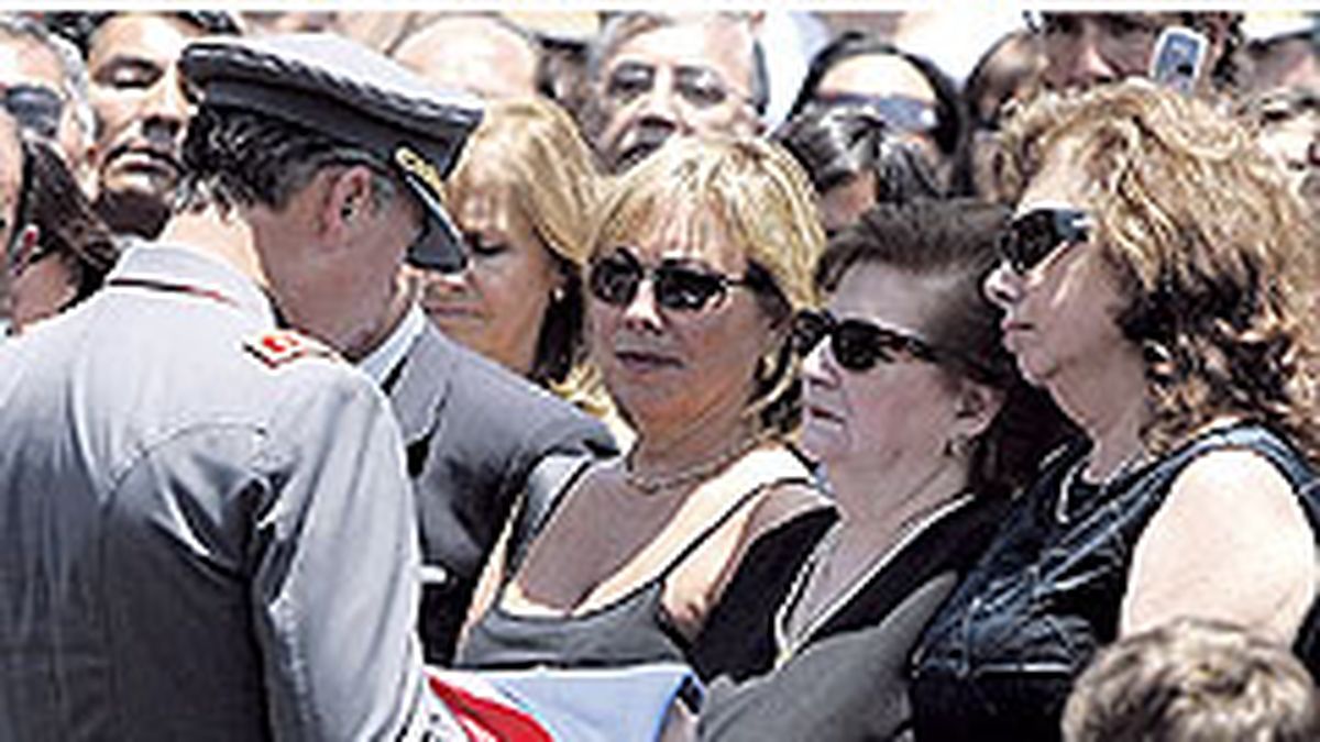 Multitud despidió a Pinochet en funeral de fuerte tono político