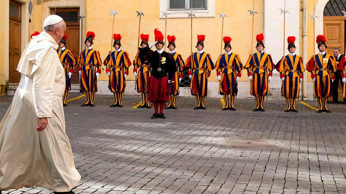 Alerta máxima en el Vaticano: ya son 11 los guardias del Papa con ...