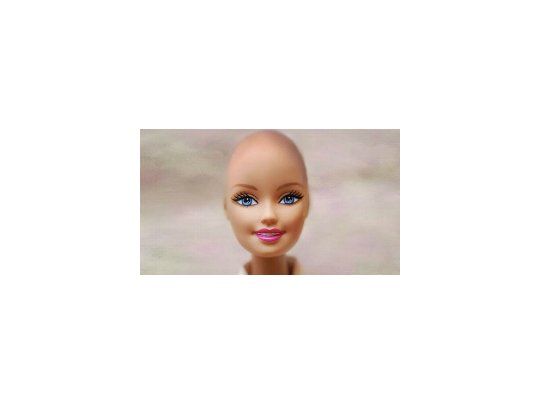 Barbie calva para ayudar a niñas con cáncer