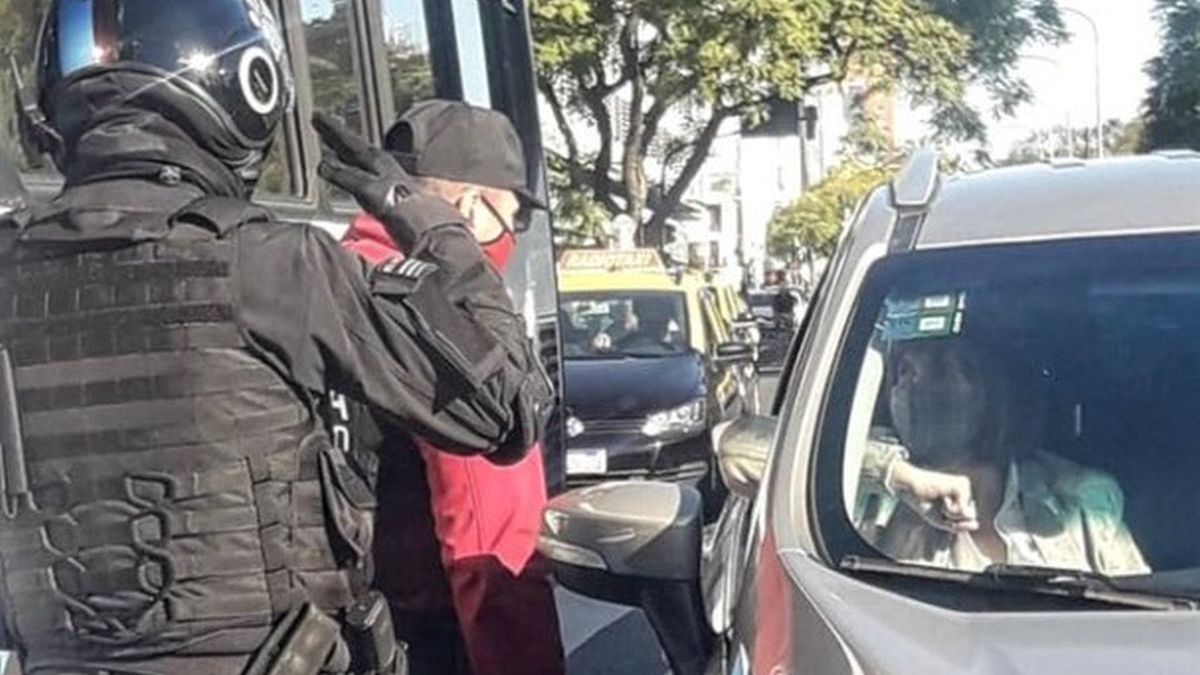 El saludo militar a Bullrich de un policía en la marcha 17A