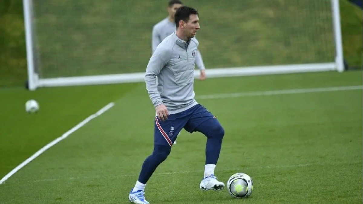 Messi volvió a entrenar tras su lesión y el sábado jugaría para el PSG
