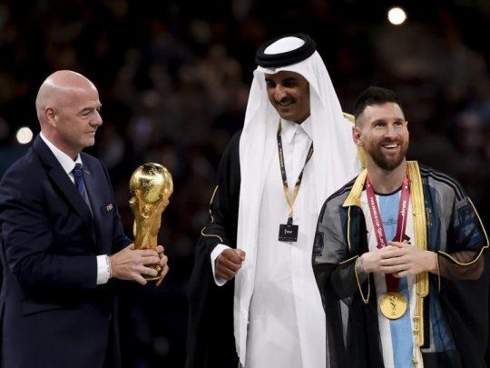 Qué significado tiene la capa que usó Messi para levantar la Copa del Mundo