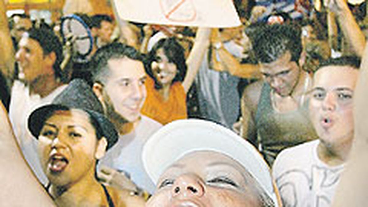 Exiliados celebran y apuran la transición