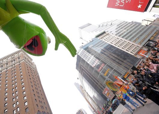 Mickey, Bob Esponja y Snoopy en el cielo de Nueva York