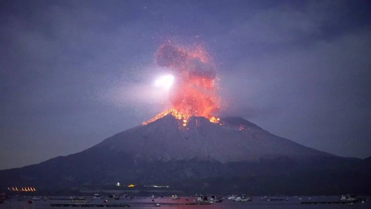 Alerta máxima y evacuación por la erupción de un volcán en Japón