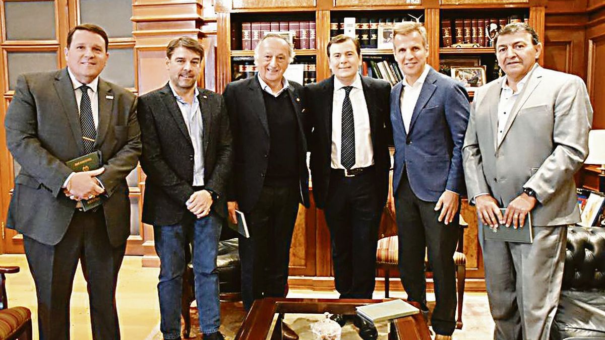 Zamora neutraliza reclamos con un bono de $18 mil para los estatales
