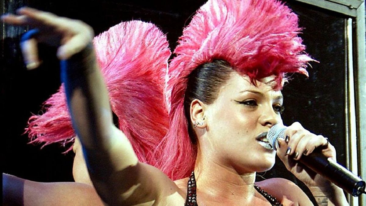 Pink ofrece pagar multas del equipo femenino noruego que no usó bikinis