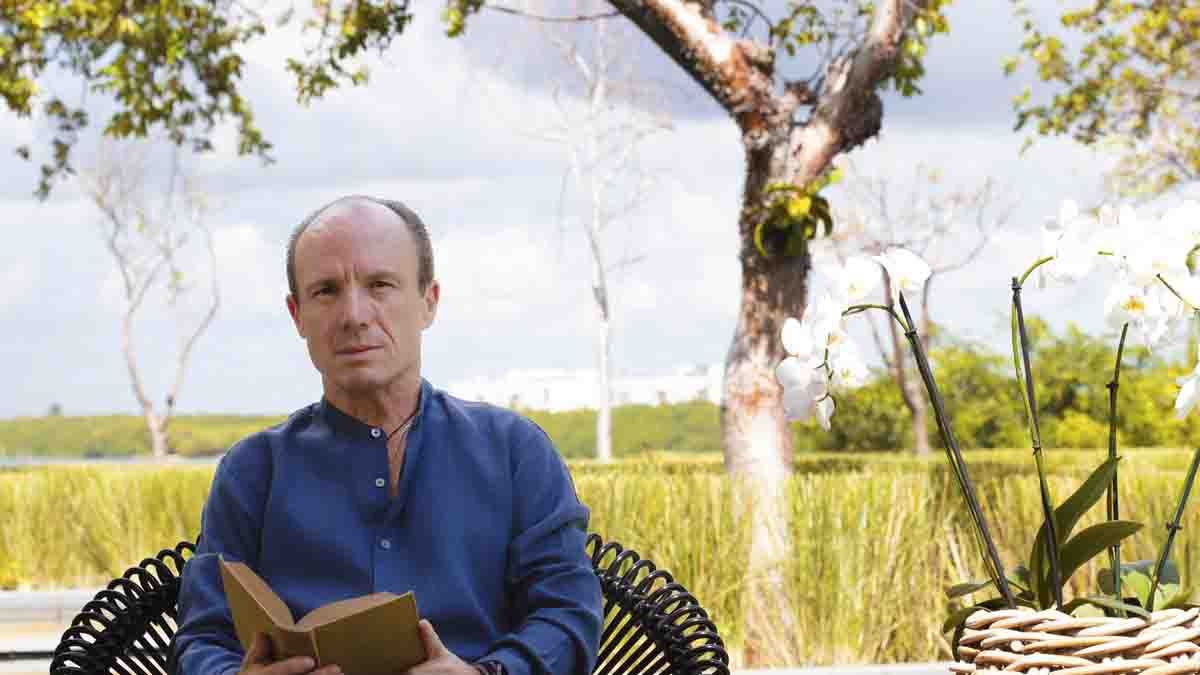 Es un exitoso empresario hotelero por herencia familiar, participa en ...