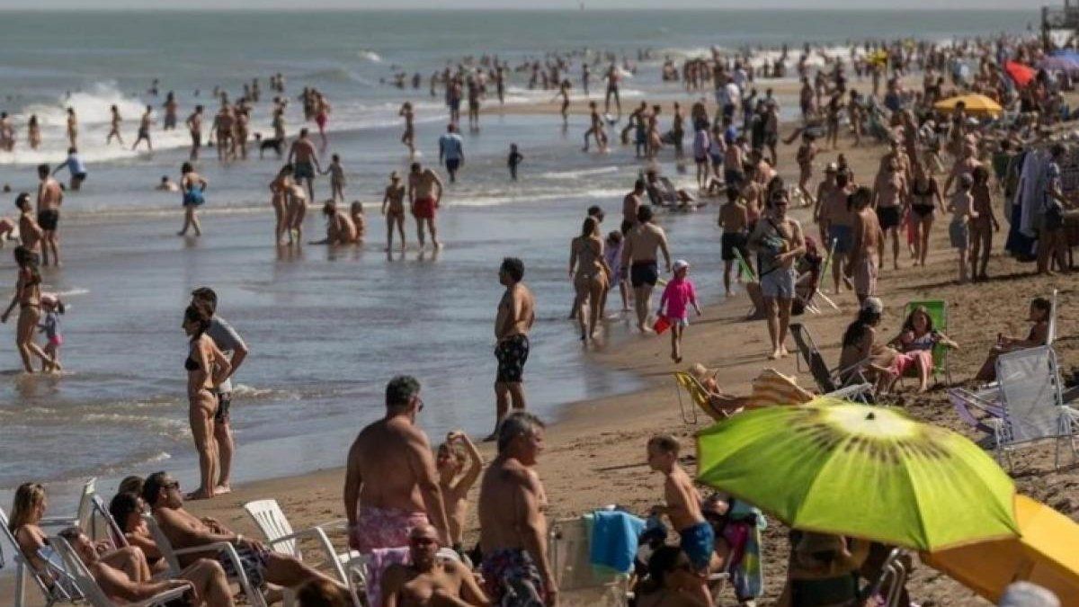 Murió el hombre que fue arrastrado por una ola en las playas de Pinamar