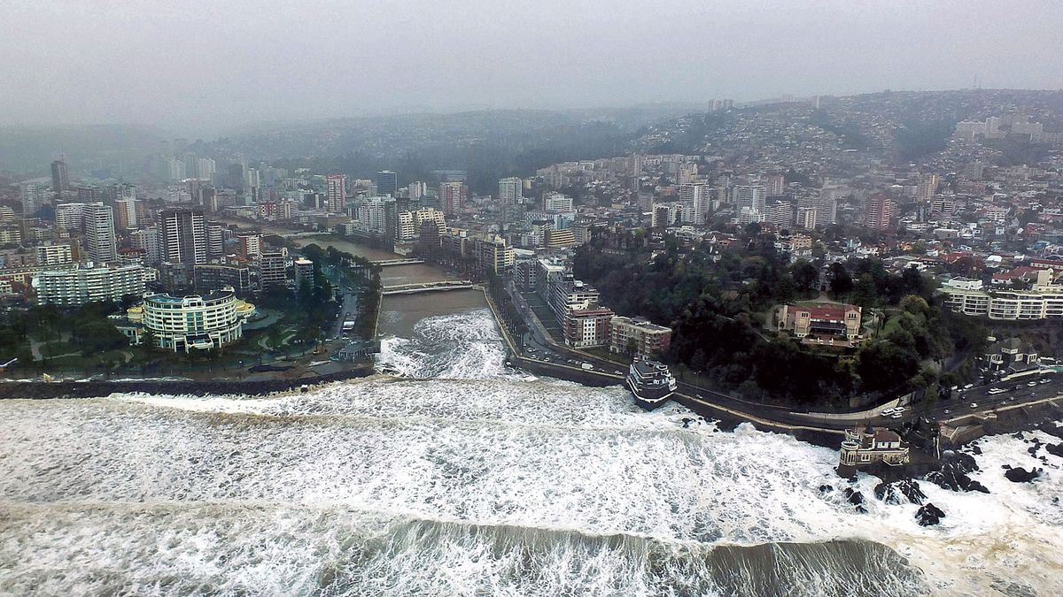 Ordenan evacuar a pobladores costeros de Chile por alerta de tsunami