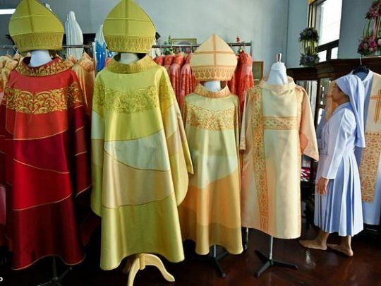 Quiénes son las costureras a cargo de la ropa del Papa