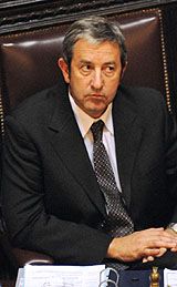 Cobos busca que la ley de medios se trate en cinco comisiones del Senado