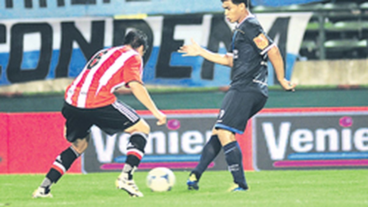 Racing salvó al final debut de Basile