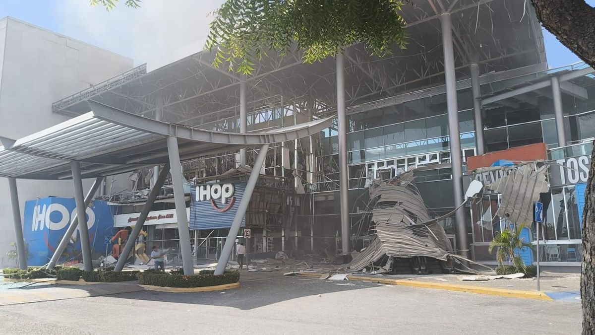 Explosión en un restaurante provoca voraz incendio en plaza Altabrisa de Villahermosa