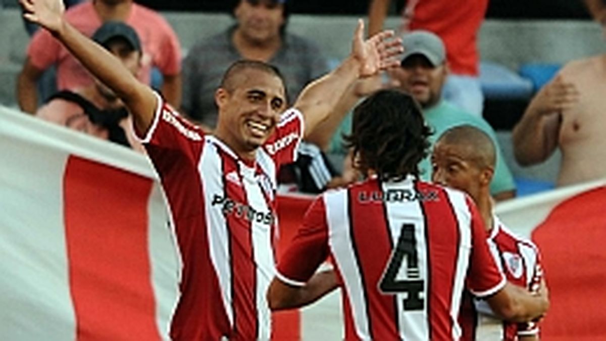 River goleó a Deportivo Merlo y quedó como único líder