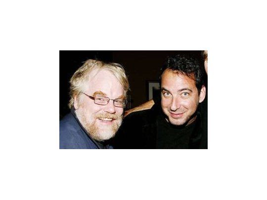 Hombre que halló muerto a Hoffman dijo que eran amantes