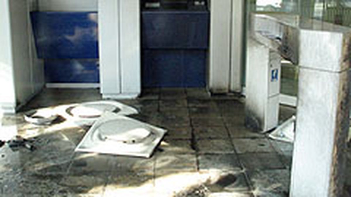 Atacan bancos y locales de capitales norteamericanos