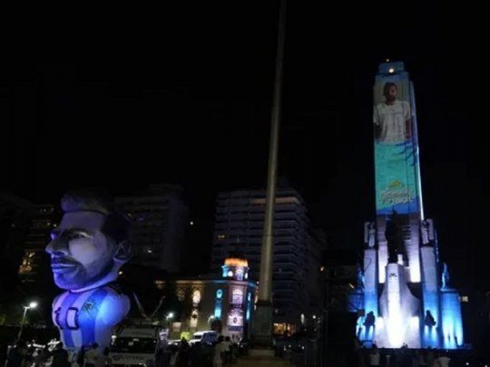 Homenajearon a Messi y Di María en el Monumento a la Bandera