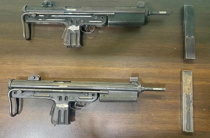 Viajaba en moto, fue detenido por un control vial y lo descubrieron con dos ametralladoras